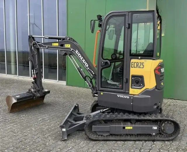 2023 Volvo ECR25D Electric Excavator | Heavy Equipment | Strathcona ...