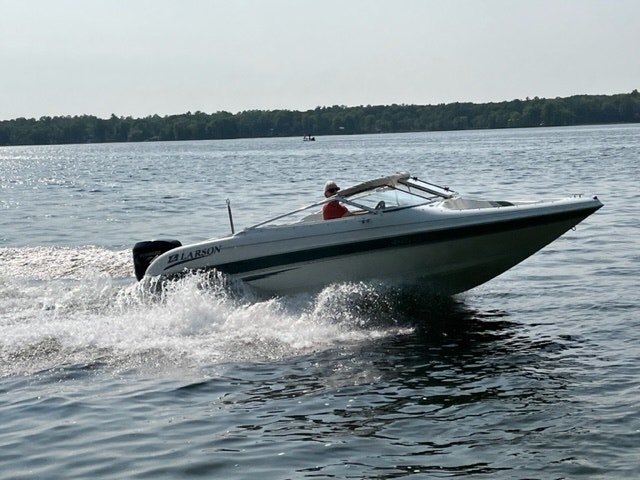 Larson 186 SEI bowrider boat with 150hp Evinrude outboard engine ...