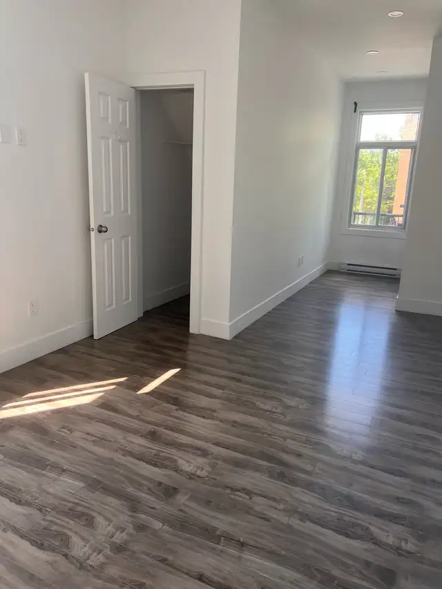 Plateau , 51/2, 3 chambres fermées, electros et Ac | Long Term Rentals ...