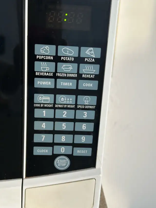 Micro-ondes DÉMÉNAGEMENT URGENT -doit partir aujourd’hui /demain ...