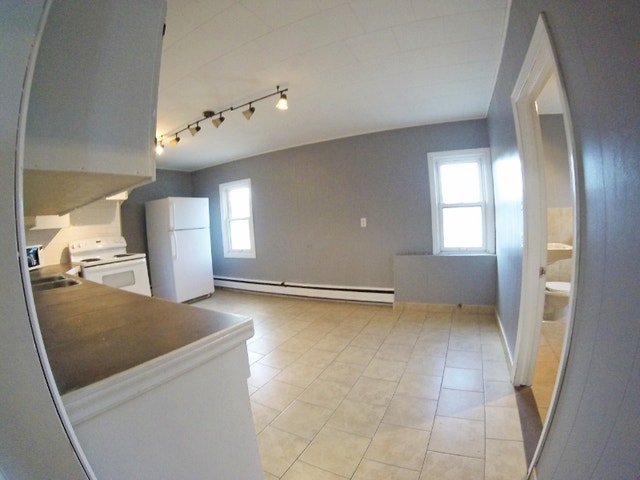 1 Bedroom Apt/Cameras & secured doors/Quiet Street/Heat included | Long ...