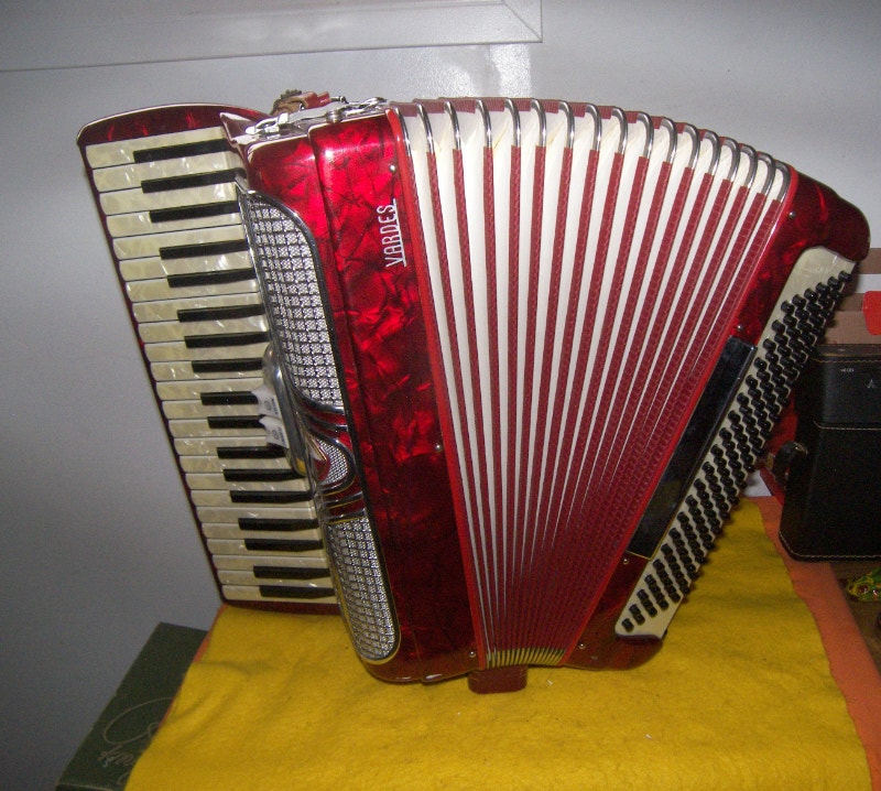 Accordion Vardes 120 Bass With Case - (MINT) | Arts & Collectibles ...