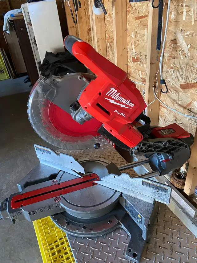 Milwaukee M18 FUEL 18V 10” Dual Bevel Sliding Compound Miter Saw ...