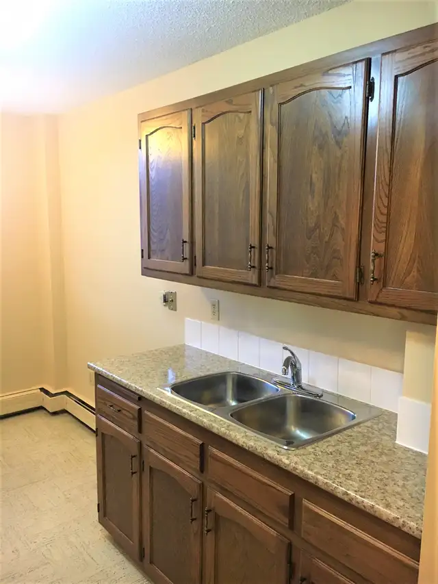 Super large corner 2 bed apartment in Kensington, close to LRT 4 | Room ...