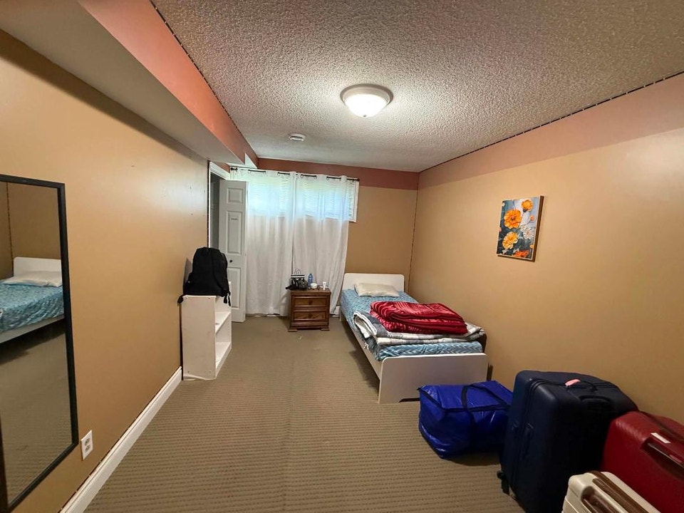 Furnished Room available for Female Student/Work Permit $620incl | Room ...
