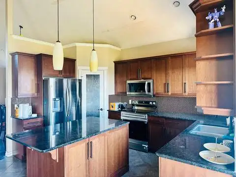 Luxury 4Bed, Jacuzzi, 3 Bath, High Ceiling with 4 rooms- vacant | Room ...