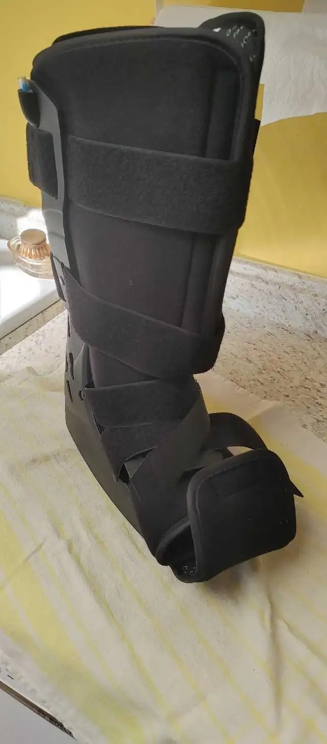 Walking Boot c/w accessories + Crutches | Health & Special Needs ...