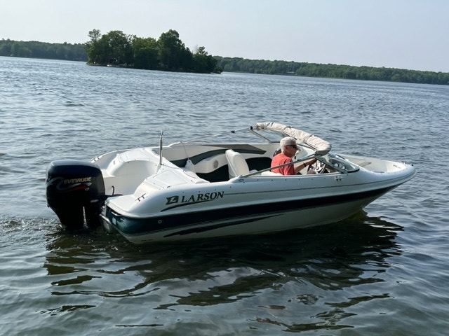 Larson 186 SEI bowrider boat with 150hp Evinrude outboard engine ...