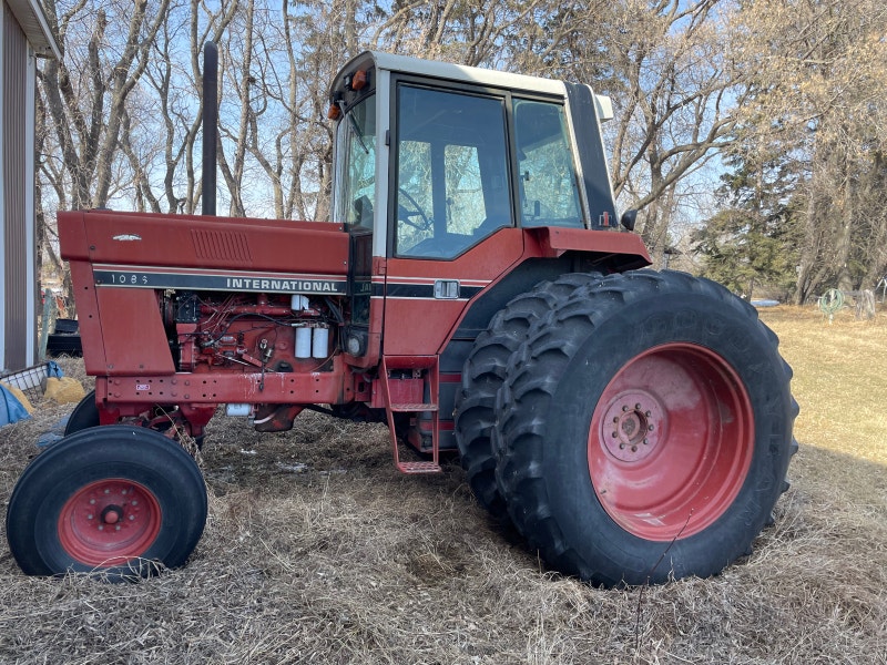1086 International tractor | Farming Equipment | Brandon | Kijiji