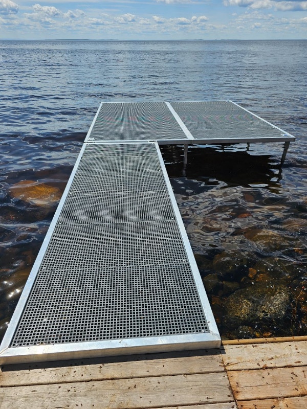Aluminum Pole Docks w/ Mini-Mesh Reinforced Resin Decking | Decks ...