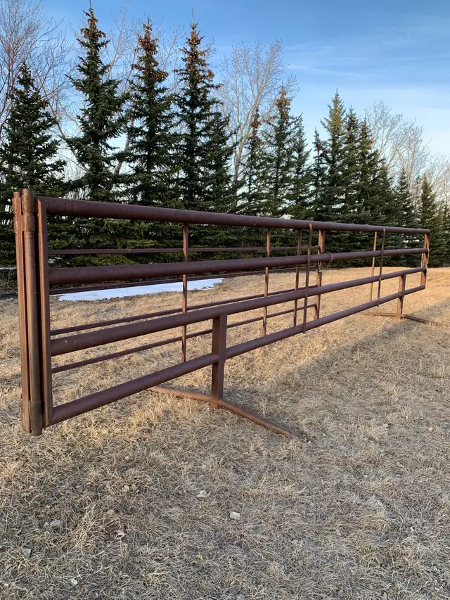 Heavy Duty Free Standing Livestock Panel with gate - 28 feet ...