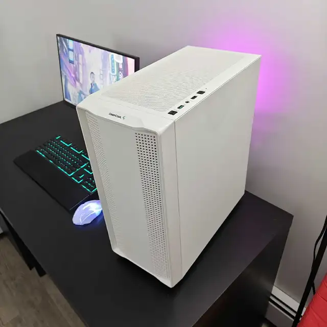 Beautiful White Gaming PC setup: Computer + Monitor + Keyboard+M ...