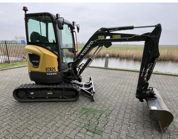 2023 Volvo ECR25D Electric Excavator | Heavy Equipment | Strathcona ...