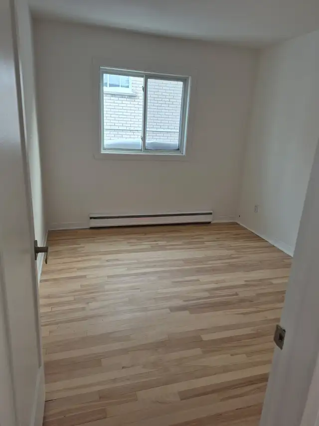 Grand 5 1/2 haut de triplex, Montréal | Long Term Rentals | City of ...