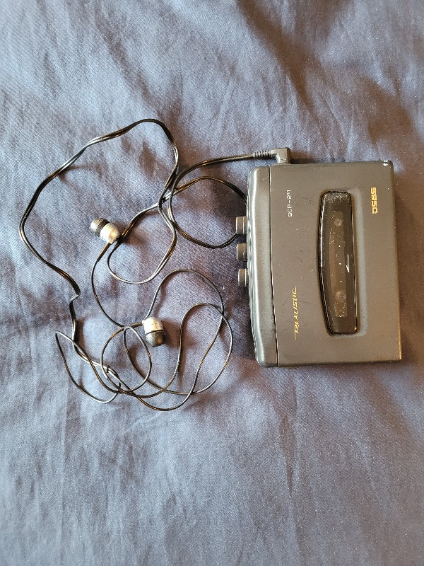 A VENDRE..WALKMAN CASSETTE ''REALISTIC'' model ''SCP-211''.. | Autre ...