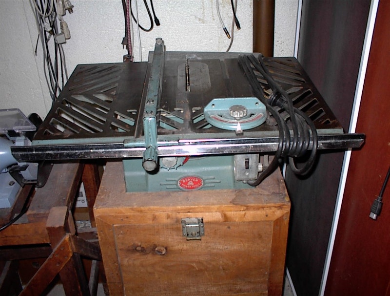 Banc de Scie mécanique, monté sur meuble de bois à deux tiroirs ...