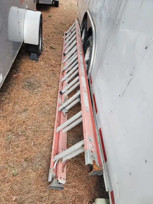Louisville 24 Foot Fiberglass Expandable Ladder Rated For 300lbs ...