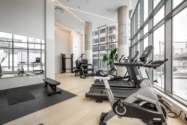 Luxueuse unité 2 cac Tout Meublé! Belle terrasse! | Long Term Rentals ...