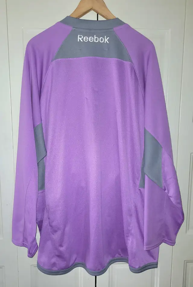 Chicago Toews jersey / Rodger Edwards hoodie / Coyotes cancer je | Arts ...