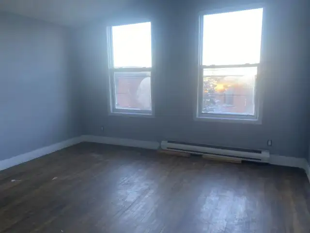 Uptown 3 brm with hydro, heat & water included/amenities nearby | Long ...