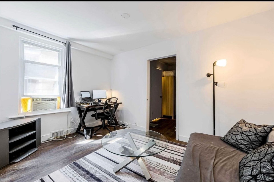 Large Private Room w/Ensuite - Free Internet | Room Rentals & Roommates ...