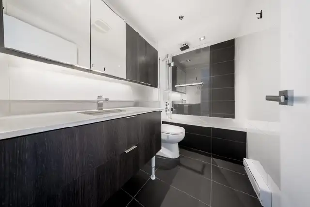 ⭐ Old Montreal ~ High-End 3 1/2 Condo ⭐ | Long Term Rentals | West ...