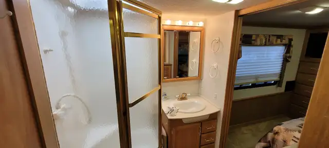 2001 Fleetwood Discovery diesel | RVs & Motorhomes | Ottawa | Free ...