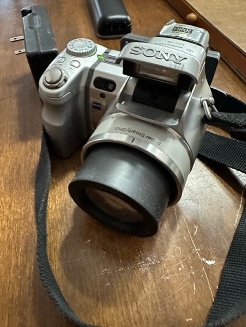 SONY SLR CAMERA | Cameras & Camcorders | Ottawa | Free local ...