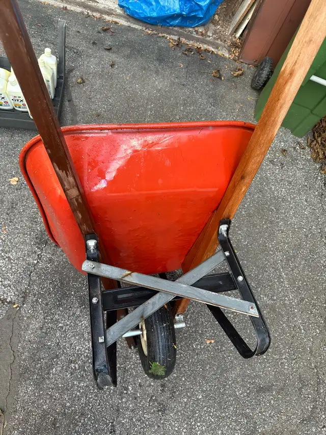 Metal wheelbarrow | Plants, Fertilizer & Soil | Mississauga / Peel ...