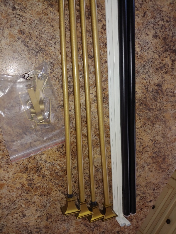 Plusieurs lots de pôles à rideaux et store horizontaux. Pole ...