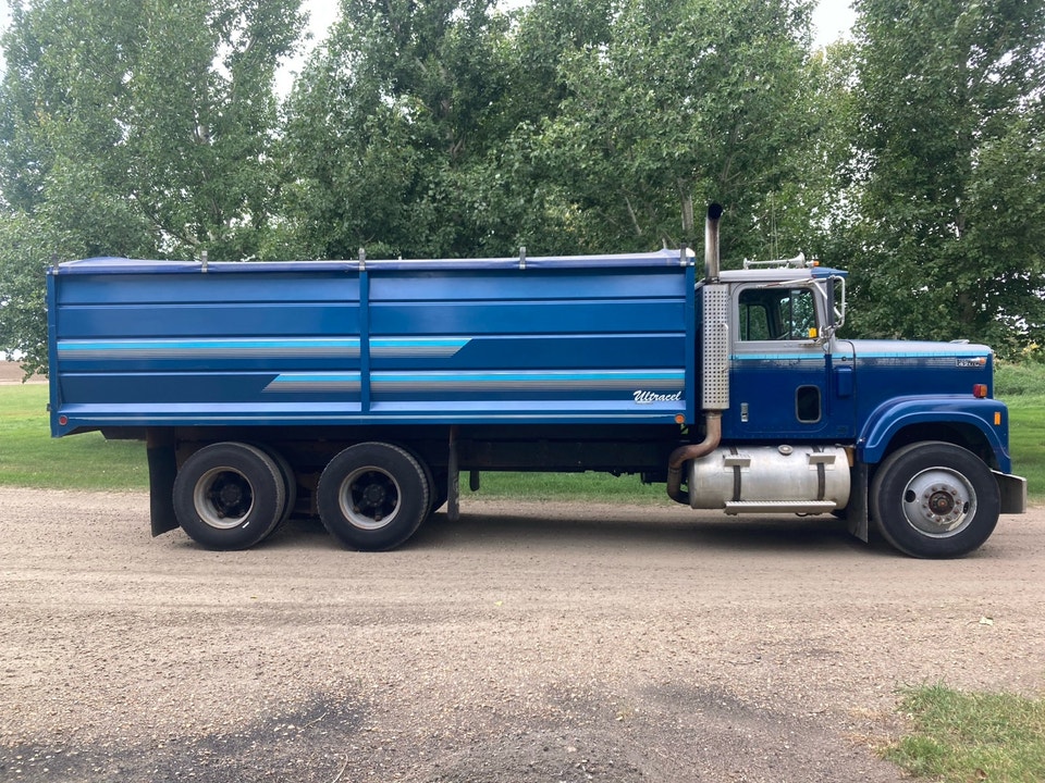 IH Tandem Grain Truck | Farming Equipment | Medicine Hat | Free local ...