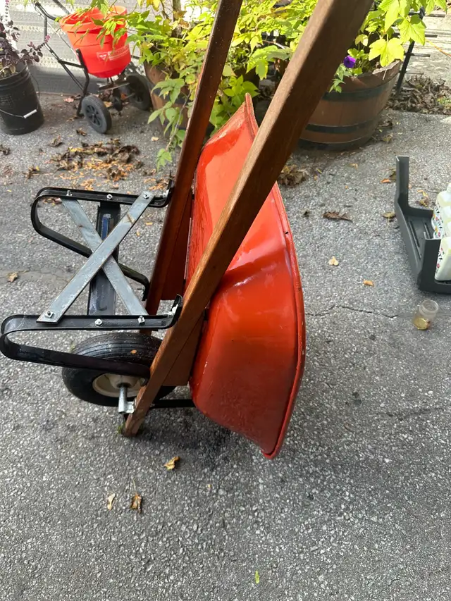 Metal wheelbarrow | Plants, Fertilizer & Soil | Mississauga / Peel ...