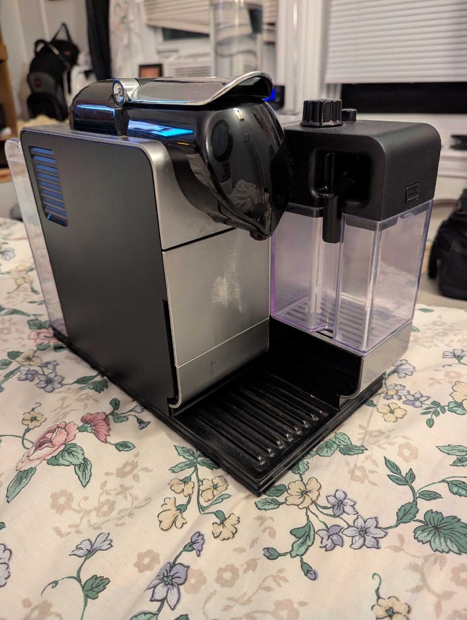 Coffee Maker - DeLonghi Nespresso Lattissima+ and UL (EN520.S) | Coffee ...