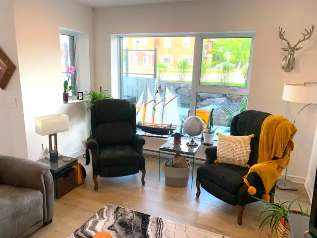 4½ 1 285 pi2 - TOUS SERVICES INCLUS, ASCENSEUR / IMMENSE WALK-IN | Long ...