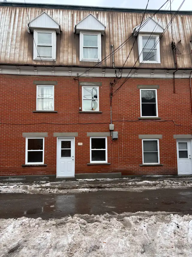 3 1/2 - Metro Frontenac - cour commune | Long Term Rentals | City of ...