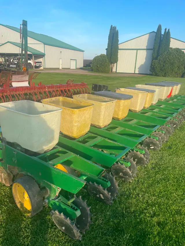 600 gal fiberglass 400 & 150 gal Poly, plus more equip | Farming ...