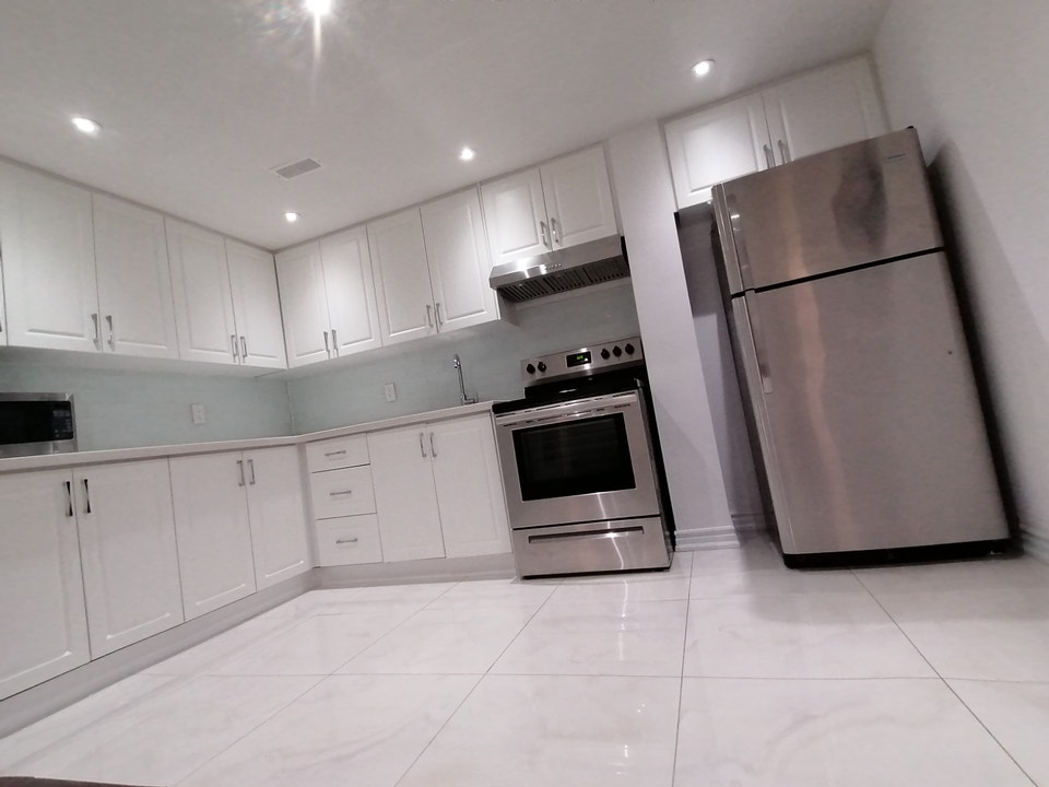 Richmond Hill quiet one bedroom one den unit Yonge/ Elginmills | Long ...