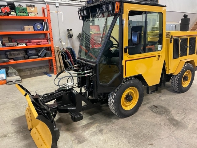 Trackless MT Sidewalk tractor and plow - Low hours | Heavy Equipment ...