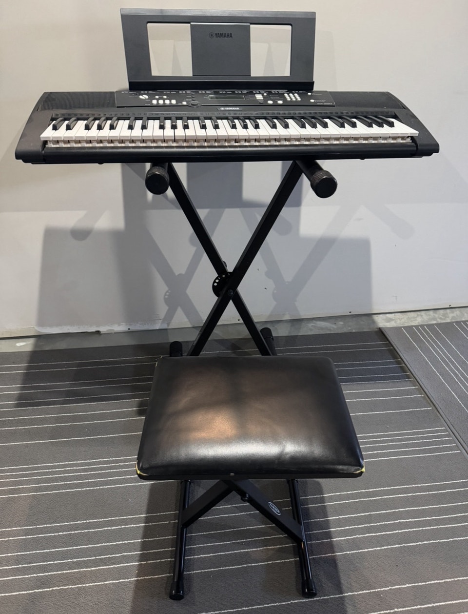 Yamaha Ez-220 electronic keyboard/ power cable//stand/stool | Pianos ...