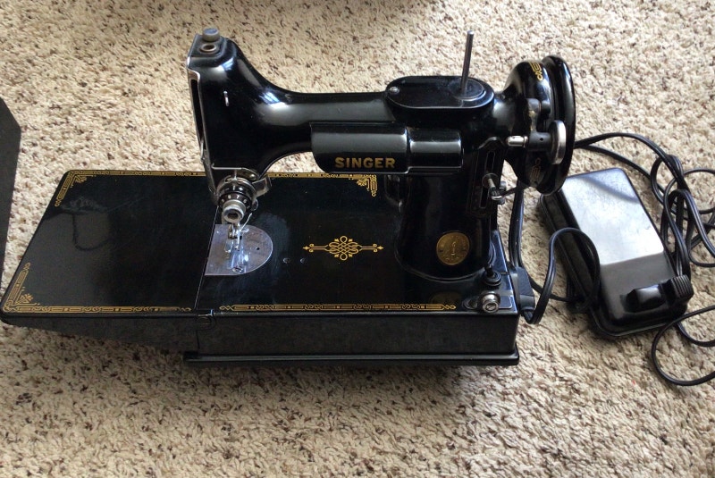 VINTAGE SINGER 221-1 SEWING MACHINE WITH CASE, 1940s | Arts ...