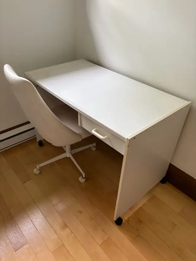 Bureau et chaise à roulettes | Desks | City of Montréal | Free local ...