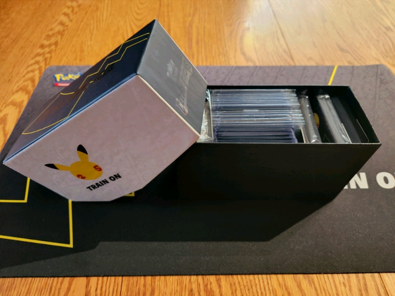 25th anniversary Pokémon Master set. Gold Pikachu & Charizard | Jouets ...