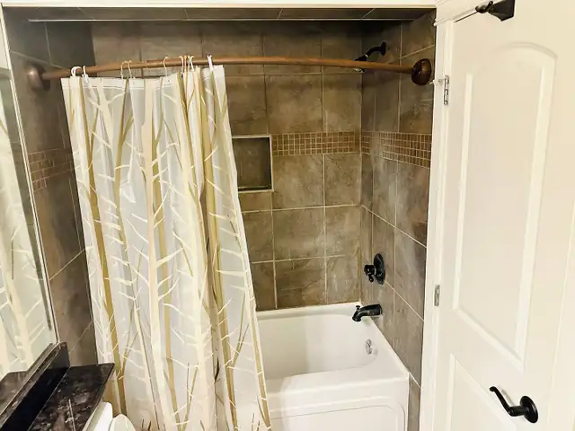 Luxury 4Bed, Jacuzzi, 3 Bath, High Ceiling with 4 rooms- vacant | Room ...