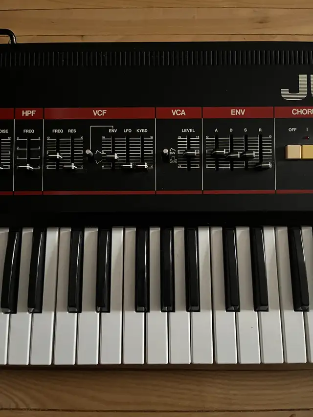 Roland Juno-60 JU-60 synthesizer poyphonique | Pianos & Keyboards ...