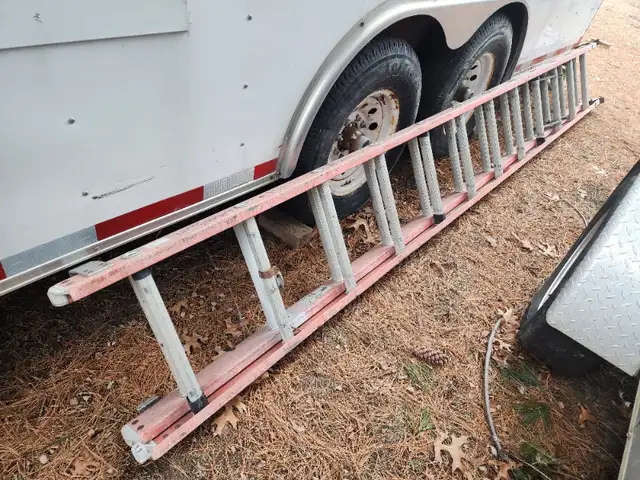 Louisville 24 Foot Fiberglass Expandable Ladder Rated For 300lbs ...