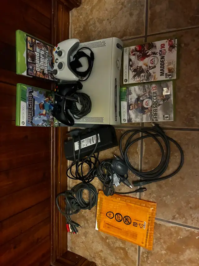 Xbox 360 + 2 manettes + Minecraft & GTA V – Fonctionne très bien | XBOX ...