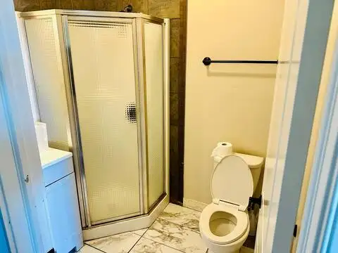 Luxury 4Bed, Jacuzzi, 3 Bath, High Ceiling with 4 rooms- vacant | Room ...