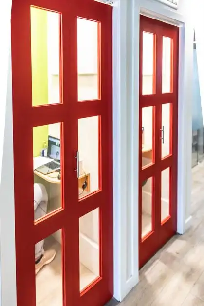 Spacious 6-Person Office at Office146 with window – Fully Furnis ...