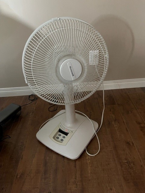 White Oscillating Fans | Indoor Lighting & Fans | Calgary | Kijiji