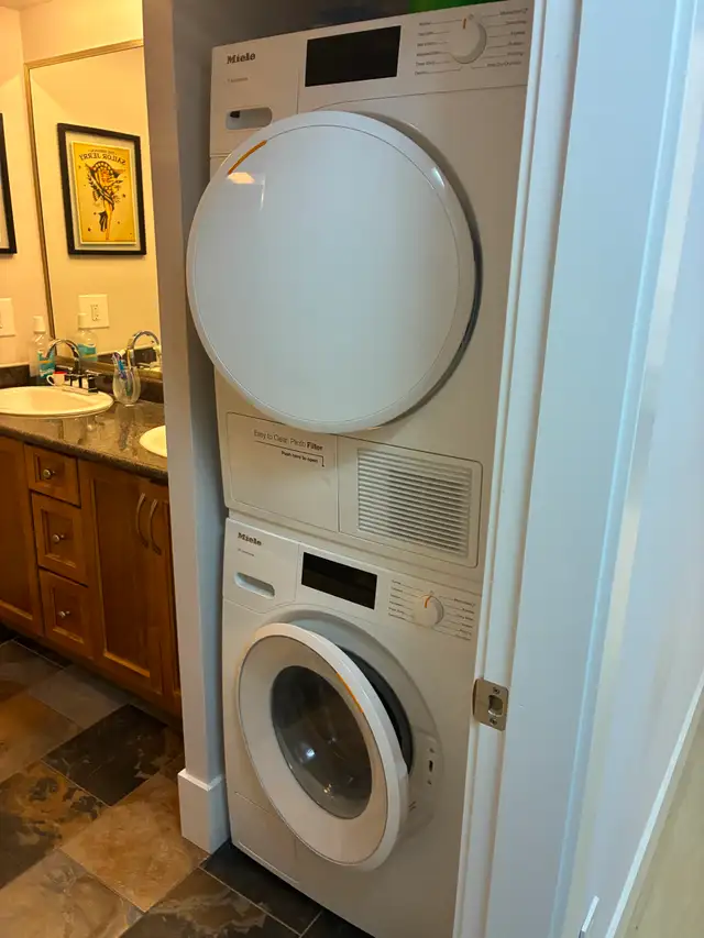 2 BR 1 BA Spacious, Bright condo - Burquitlam/Lougheed Mall area | Long ...